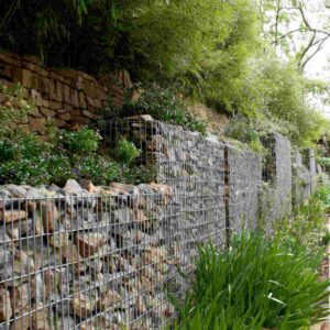 25 Wind-Resistant Garden Structures That Actually Work